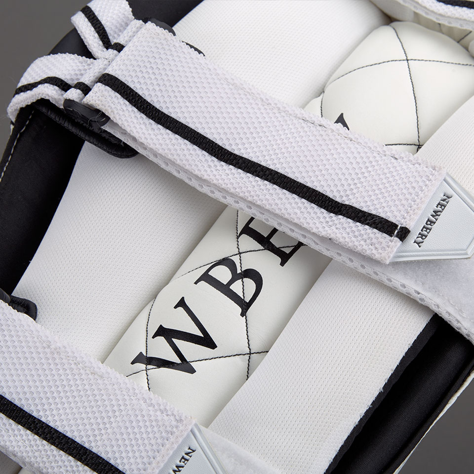 Newbery Quantum LH Batting Pads White/Black