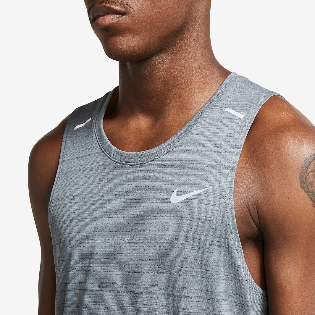 Camiseta de tirantes Nike Dri-FIT Miler - Gris humo/Plateado ...