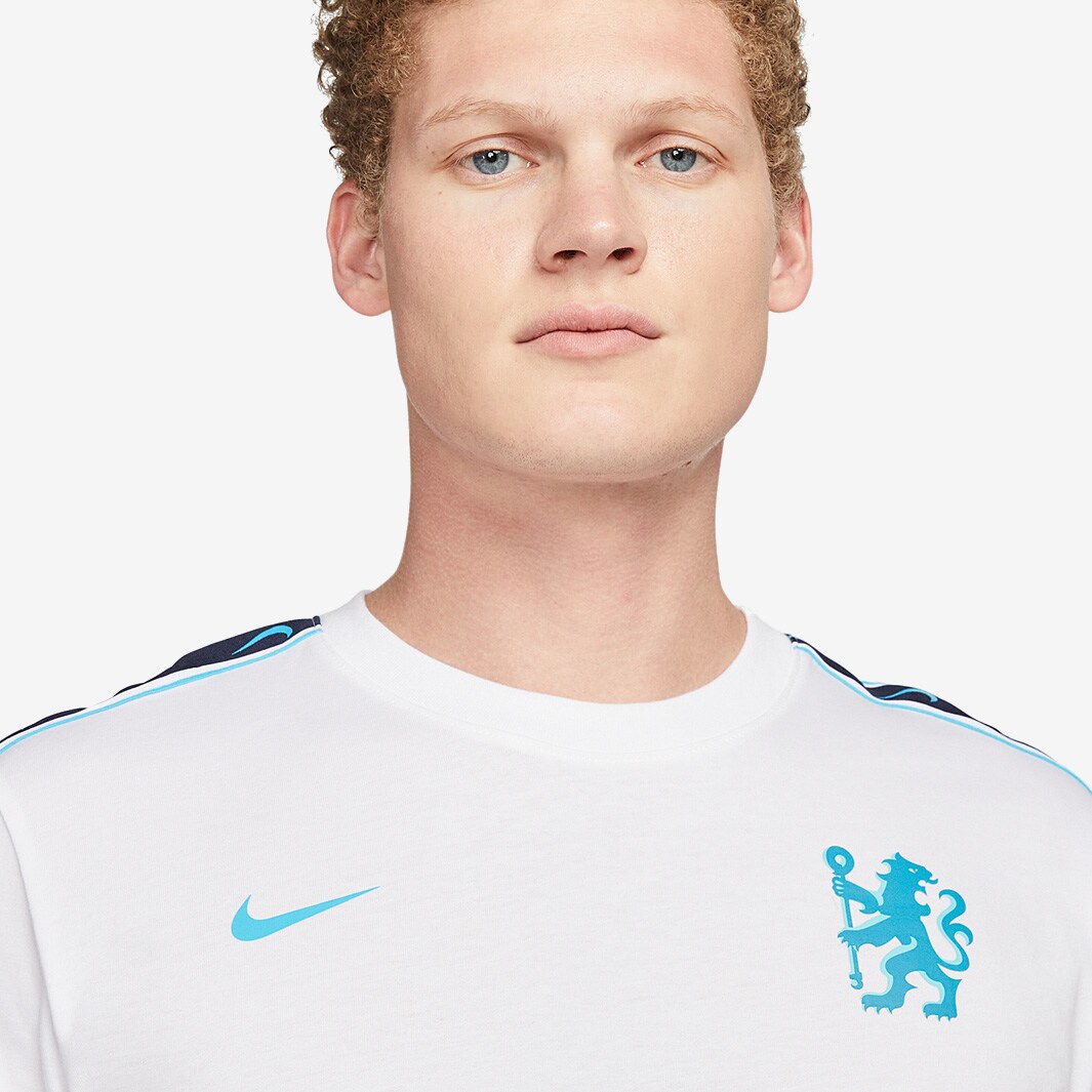 T-Shirt Nike Chelsea FC 22/23 NSW Repeat Maniche Corte - Bianco/Blu ...