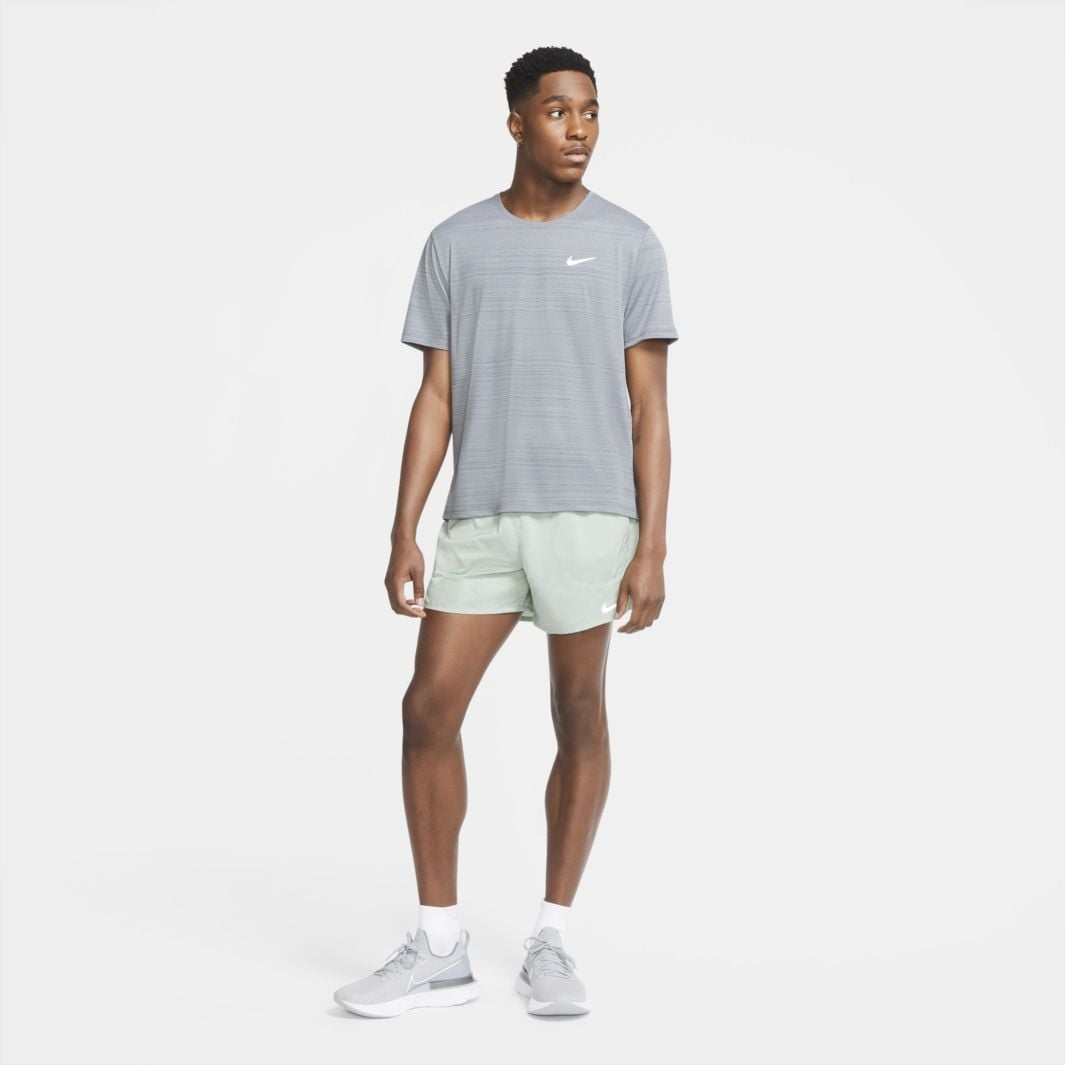 Camiseta Nike Dri-FIT Miler - Gris humo/Plateado Reflectante - Ropa ...