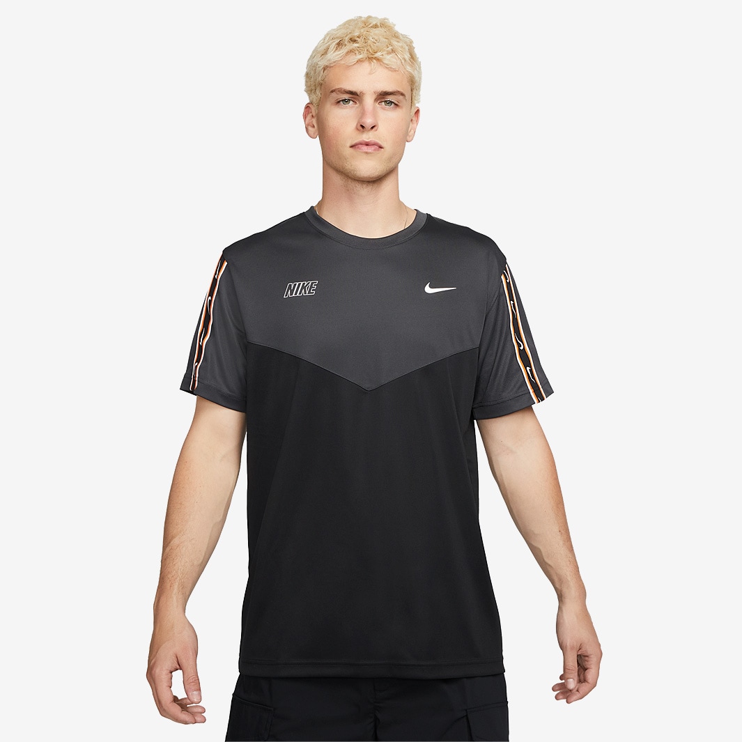 Camiseta Nike Sportswear Repeat - Negro/Oscuro Gris humo/Blanco - Ropa ...
